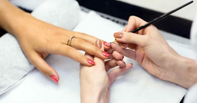 Can You Put An Acrylic Nail On A Missing Fingernail ? | CraftersMag